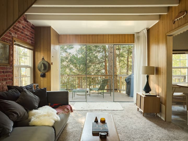 Cozy, Romantic Cabin For Two | The Squirrel House - San Bernardino, CA