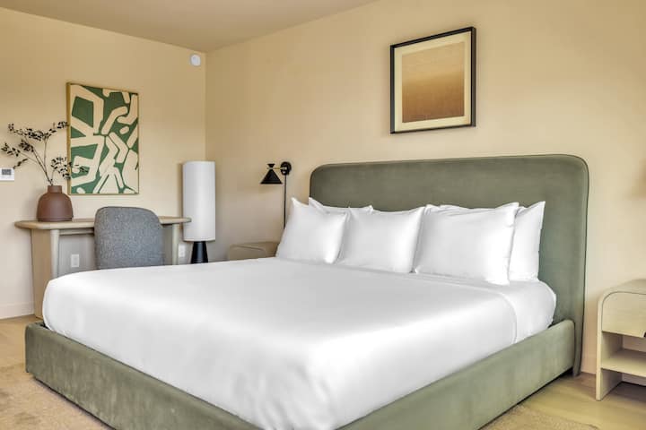 City Center Hotel By Kasa | King Room - Long Beach, CA