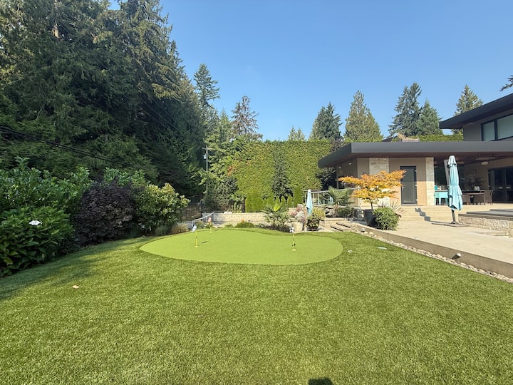 Large Garden Level Suite- Hot Tub, Steam, Theatre! - West Vancouver