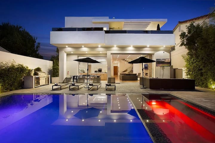 West Hollywood Haven: Pool, Chef’s Kitchen & More - Los Ángeles, CA