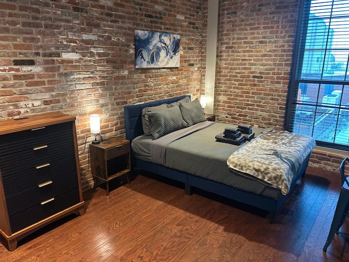 Whiskey Row | 1 Min To Yum | Sleeps 4 | Studio - Louisville, KY