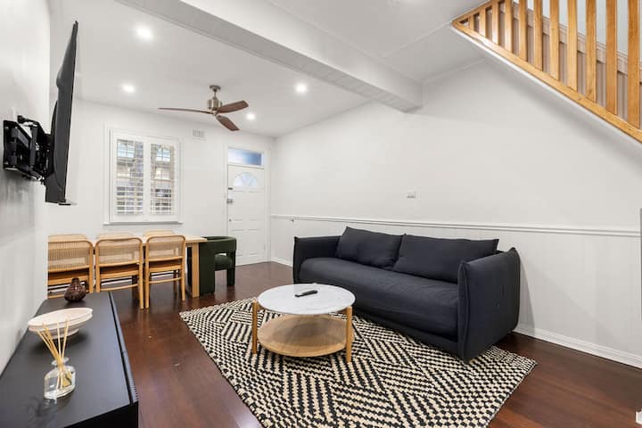 2-bedroom Home In Pyrmont With Private Garage - Government House, Sydney