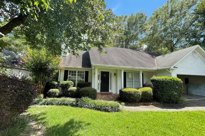 Charming Home In Ingleside Woods–hosted With Heart - Macon, GA