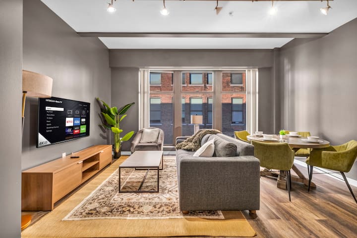 Comfy City Vibe • Walk To Theaters +Free Parking - Cleveland, OH