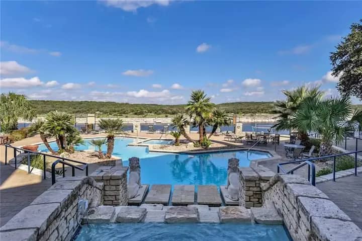 Delightful Lakeview Villa - Texas