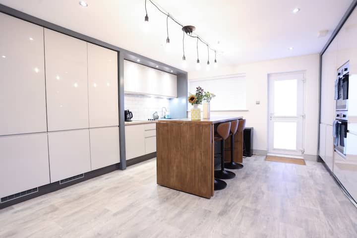 Roomy 6-bedroom Pad Sleeps 12 / North St / Parking - ブリストル