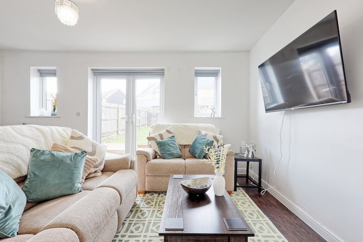 Modern 3-bed 3-bath Home | Quiet Road | Parking | - Brentwood
