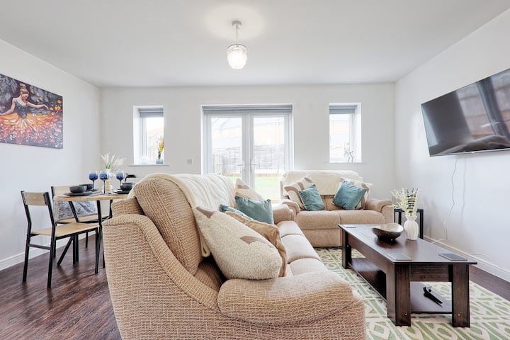 Modern 3-bed 3-bath Home | Quiet Road | Parking | - Basildon