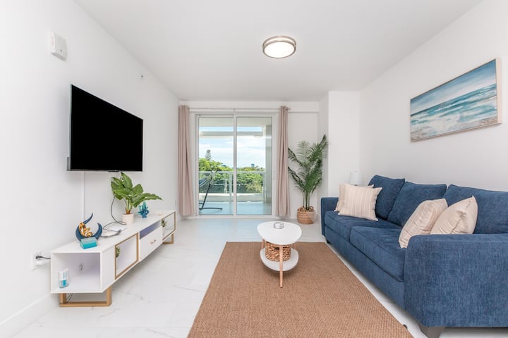 Modern Apt Mins To Beach| Pool, Balcony, Free Prkg - The Bahamas
