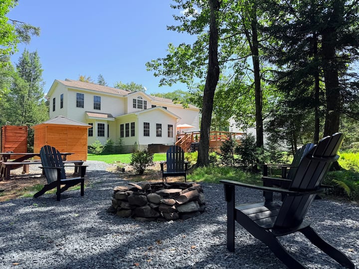 Luxury River House-hot Tub•sauna•9 Acres•pooltable - Mount Pocono, PA