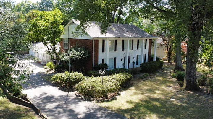 Colonial-style 5br W/ Extra Beds Sleeps 20+ - Germantown, TN