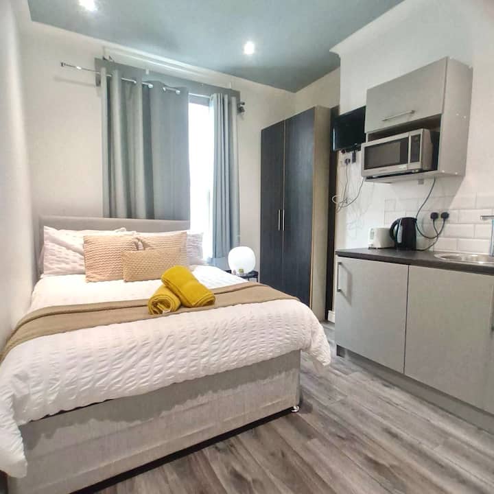 Nice Double Bed Studio In The Middle Of Attraction - Guernsey