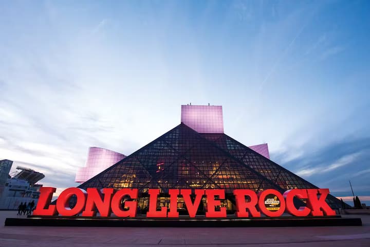 Rocknroll Crib | 8 Min Cle Clinic | Near Downtown - Cleveland Heights, OH