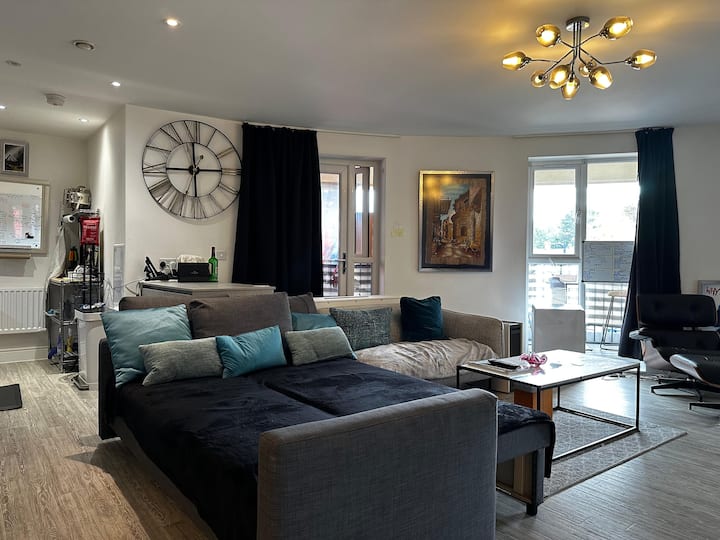 Stylish Modern 2 Bedroom Flat With Free Parking - High Wycombe