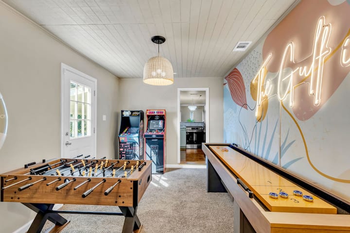 Walk To Beach Bungalow With Arcade & Games - Gulfport, MS