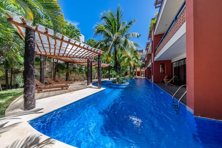 Spacious 2br Condo With Pool & Private Balcony - Paradise Beach