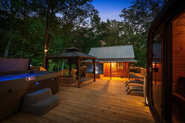 Intimate Cabin Escape: Hot Tub, Sauna & Projector - Alabama