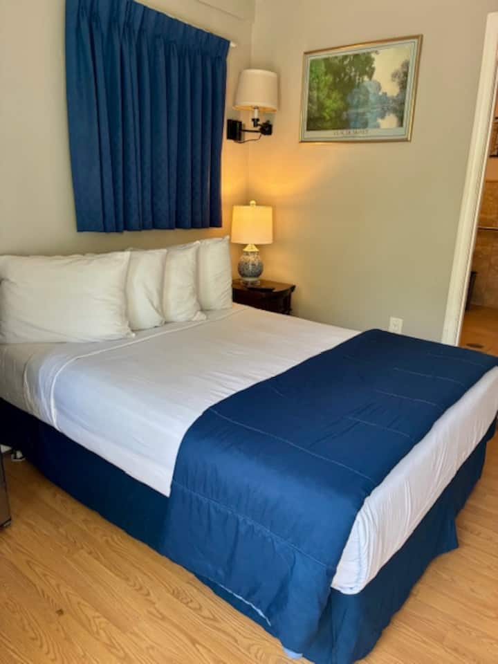 Rest Haven Motel - Full Size Bed Room -A Route 66 - Santa Monica, CA