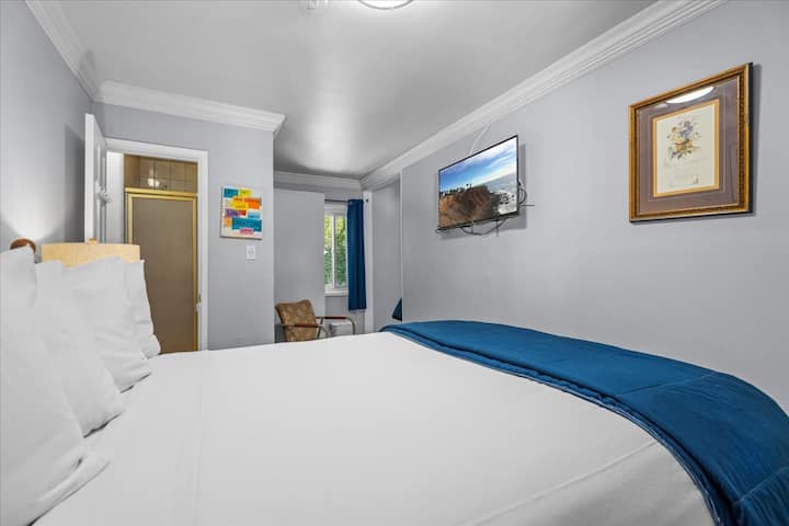 Rest Haven Motel - Family Room - A Route 66 Gem - Santa Monica, CA