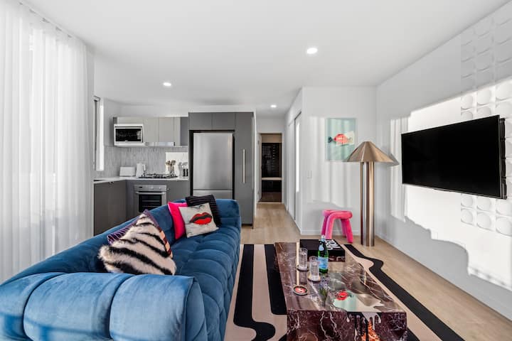 Stylish & Central 2br Apt W/ Balcony & 2 Car Space - Brisbane