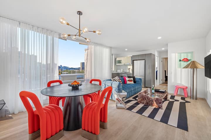 Stylish & Central 2br Apt W/ Balcony & 2 Car Space - Brisbane