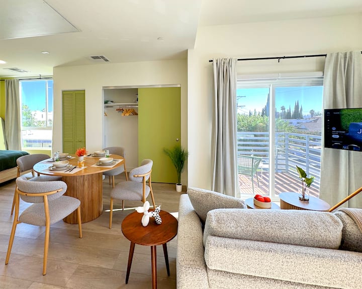 Cozy Loft Style Studio W/ Balcony + Parking - Echo Park - Los Angeles