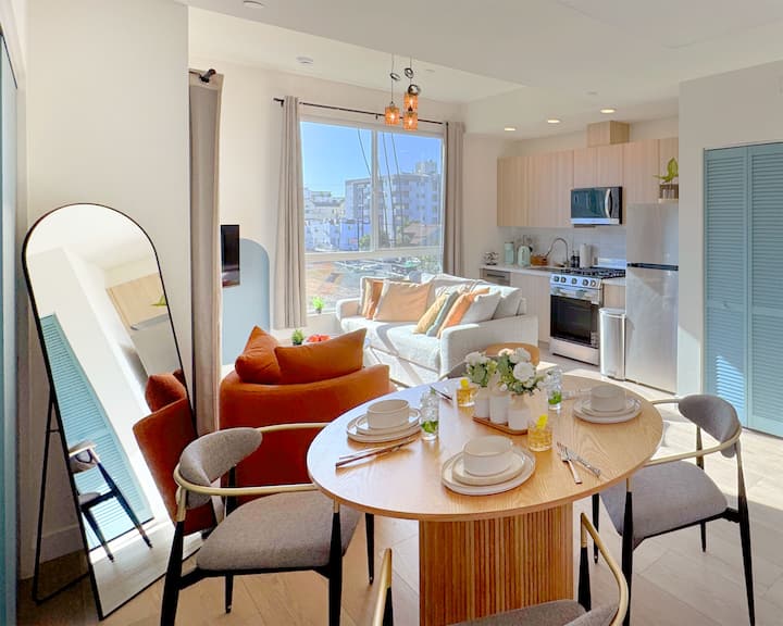 Spacious Studio In K-town W/ Parking & Balcony - Hollywood, CA