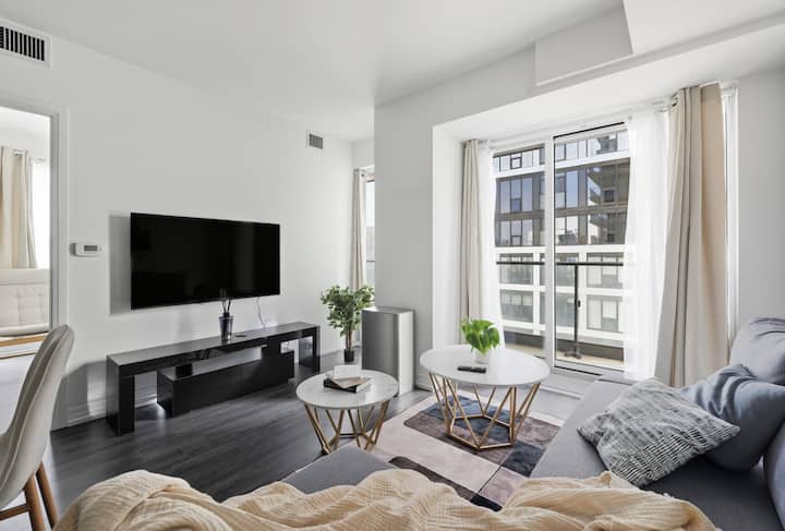 Modern Condo Steps From Eaton Centre & Sonkofa Sq - Toronto