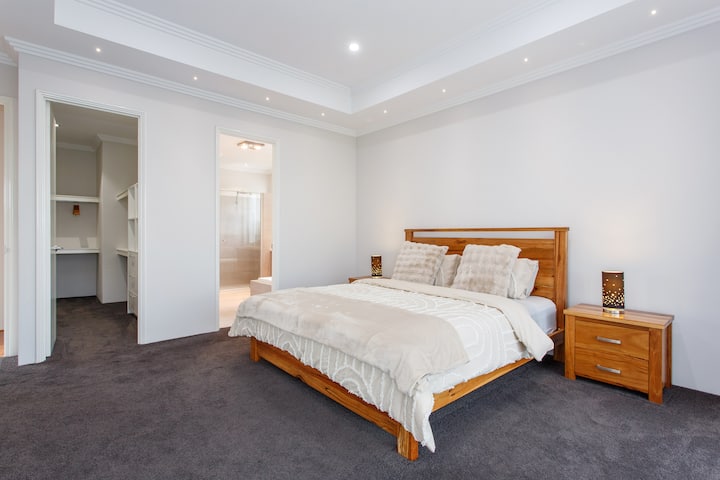 South Freo Beach Vibes - Lux 4bd + Kids Play Room - Fremantle