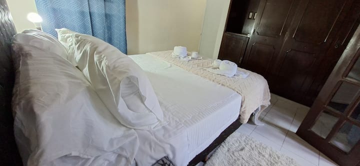 Cama Queen, Wifi Veloz Y Cochera En Zona Premium - Asunción