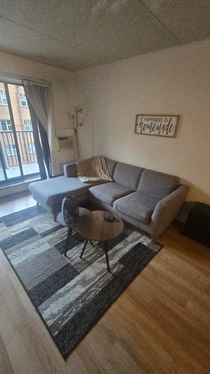 Main Downtown | Deluxe Suite W Pool, Gym & Balcony - Winnipeg