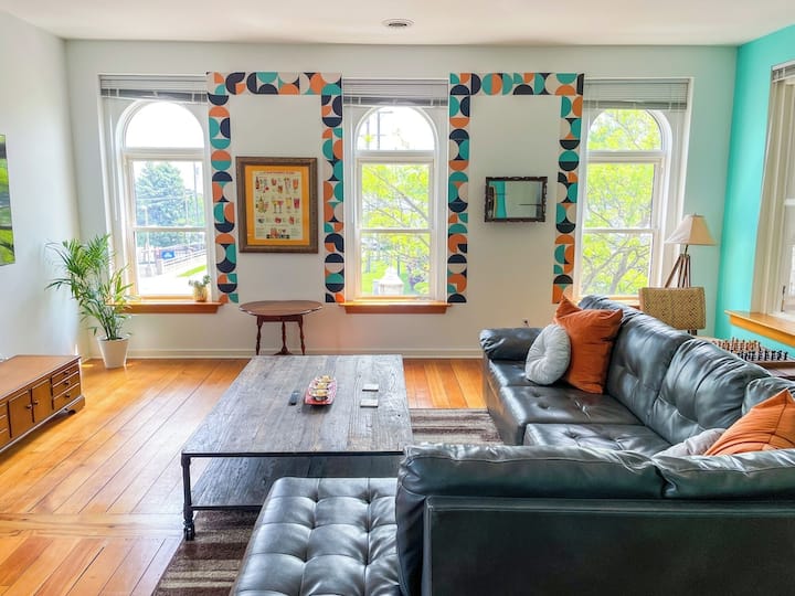 The Mica Inn: Kenosha's Most Spacious Lodging! - Kenosha, WI