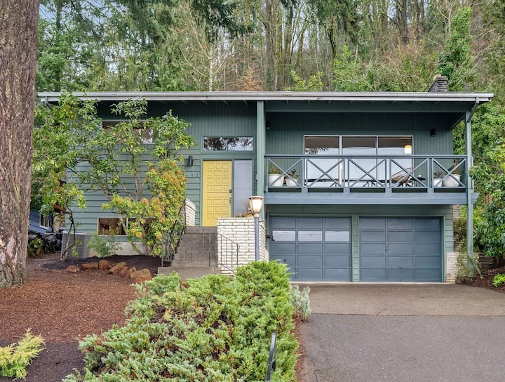Stylish Mid-century Suite • Private Entry - ポートランド, OR