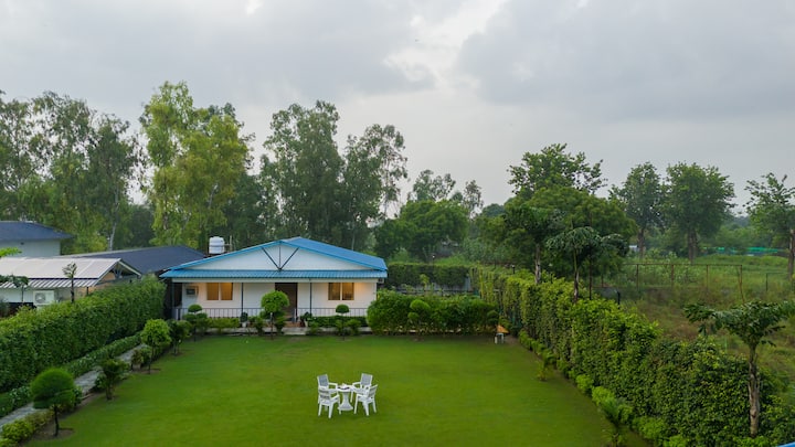 2bhk Farmhouse W/private Pool & Lush Garden - Noida