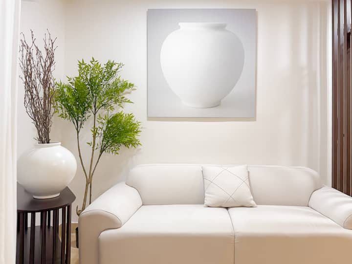 [오픈할인] 홍대입구역 도보6분/합법숙소/무료짐보관/침구고온살균세탁/경의선숲길 도보1분 - Seoul