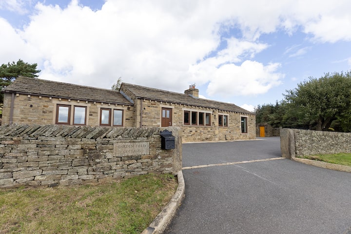 Spacious Holmbridge Home With Rolling Hill Views - Holmfirth