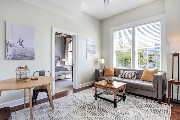 Sunlit Historic 2br Loft Near River Street - Savannah, GA