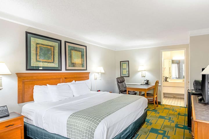Shsu Adjacent King Studio | Resort Pool, 24/7 Gym - Huntsville, TX