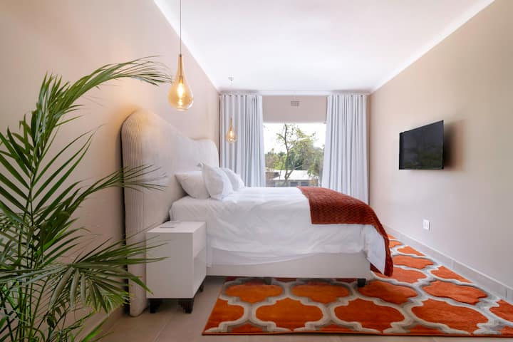 Retro Chic | Hot Tub | Pet Friendly | Long Stays - Johannesburg