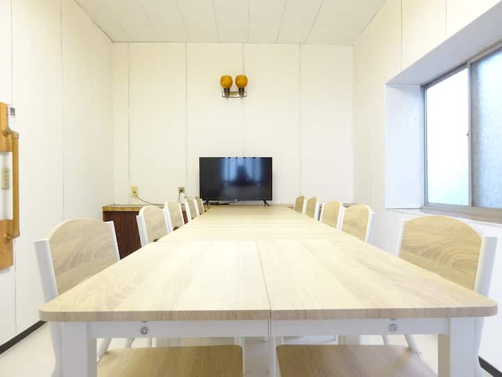 【一棟貸切豊川稲荷10分】定員8名｜元理容室の昭和レトロな一軒家｜駐車場1台無料｜ファミリー向け - Toyohashi