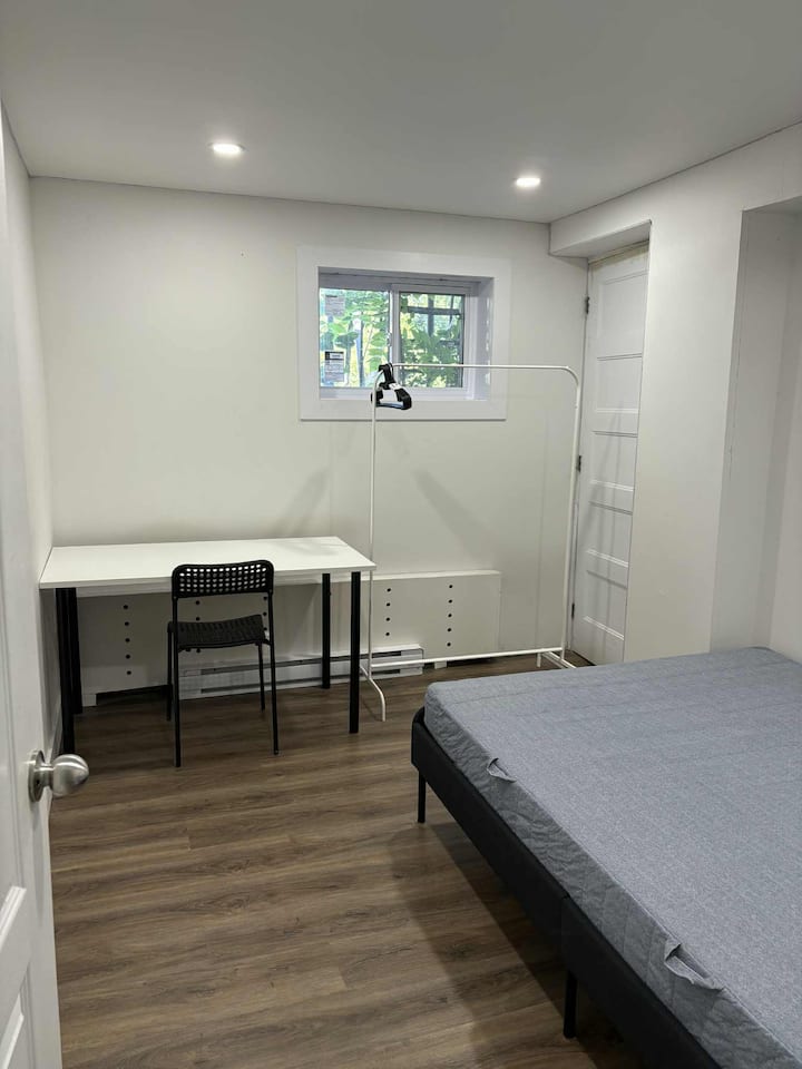 3 Bed Apartment In Montreal - Pointe-Claire