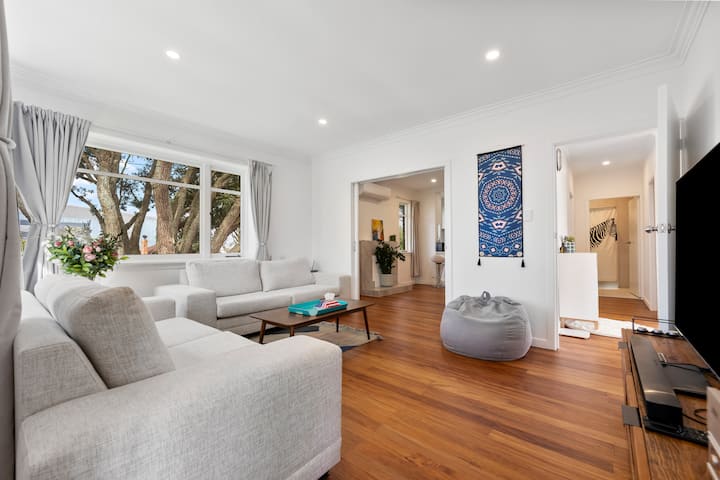 Comfort & Convenience – Steps Away - Auckland