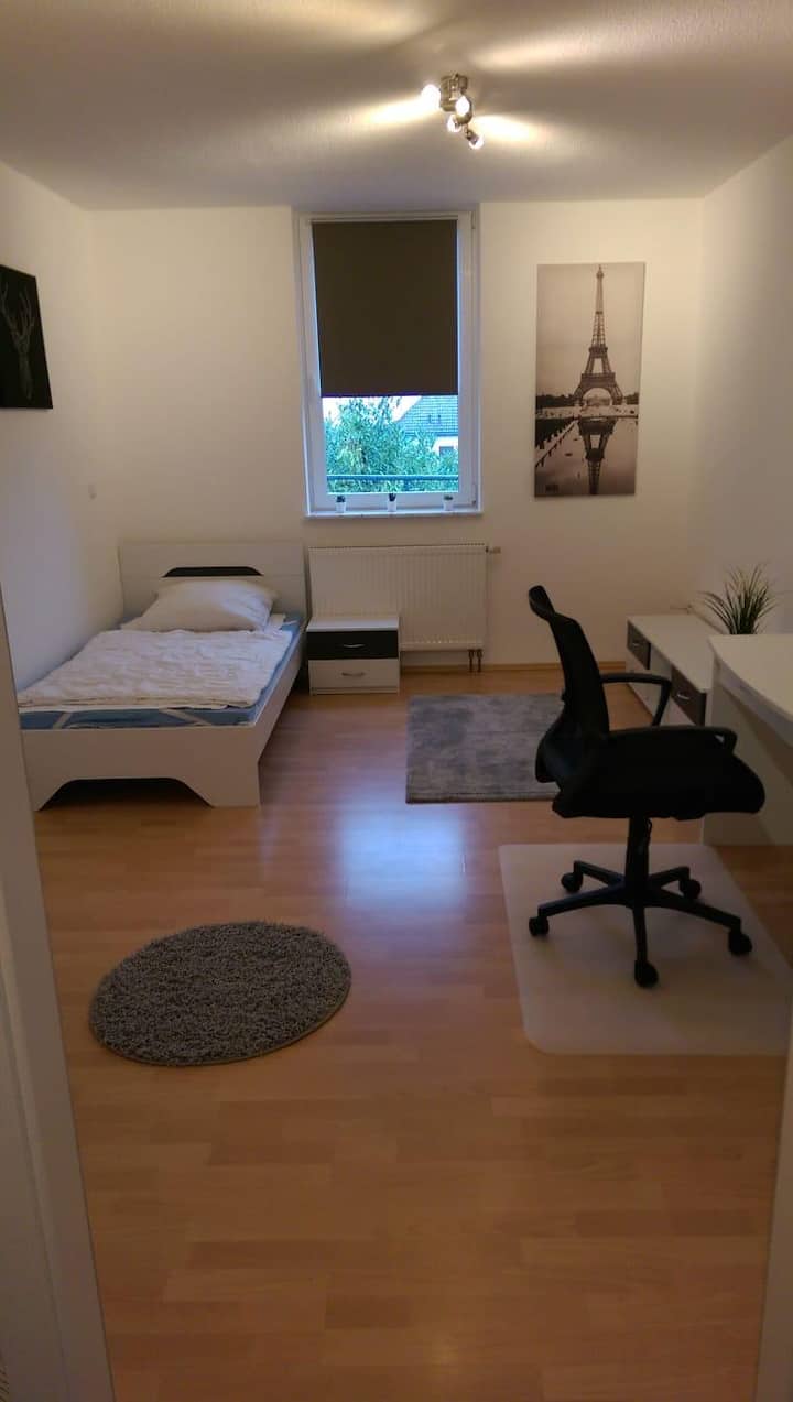Gemütliches& Modernes Schlafzimmer In Ruhiger Lage - Landau