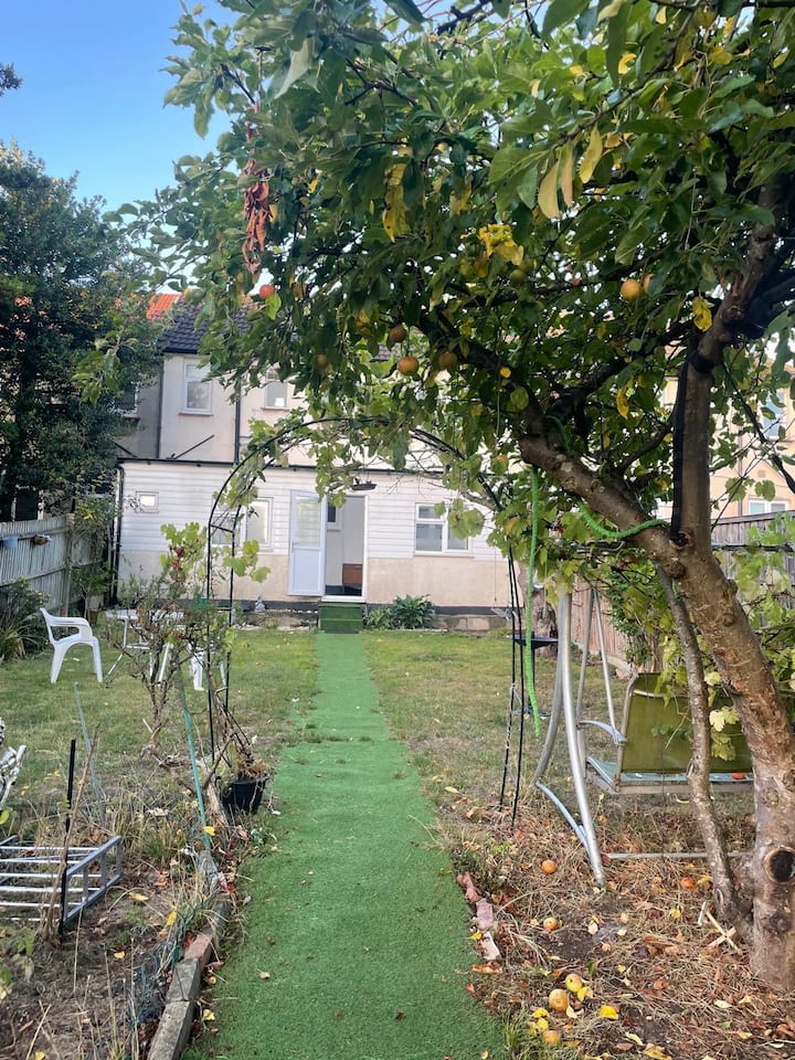 Family Home In Southgate – Central London Access - London