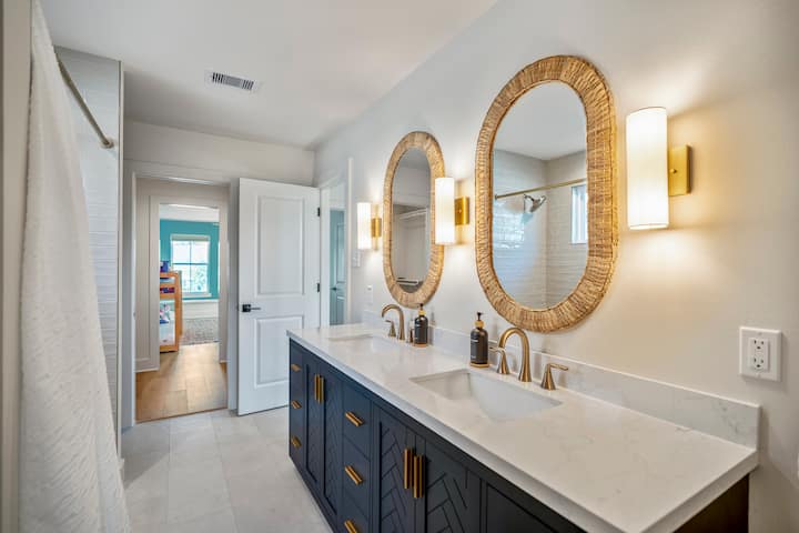 Walk To Beach! Fire Pit, Bunks & Private Jacuzzi - Texas City, TX