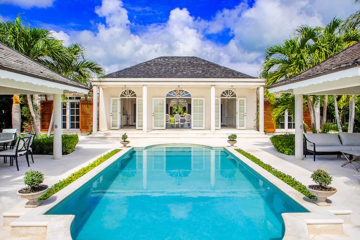 3 Br Canal Front Timeless Caribbean Retreat + Pool - Bahamas