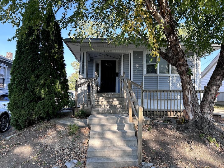 Cozy 2b/1ba Entire Home/ Near Colliseum, Downtown - Fort Wayne, IN