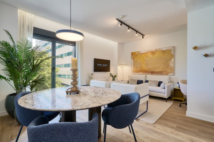 2br/2ba Apt 4th Floor, Balcony, Workspace& Parking - Sevilla