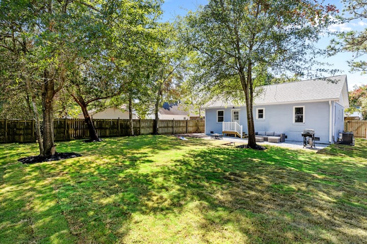 Fully Fenced Yard! Pet Friendly And 4 Min To Beach - Oak Island, NC