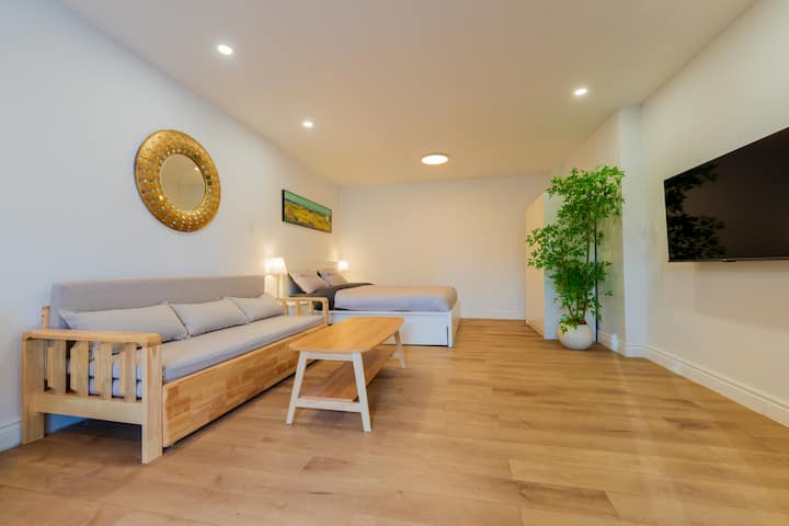 New Renovated Studio | Queen Bed + Sofa Bed - LaSalle